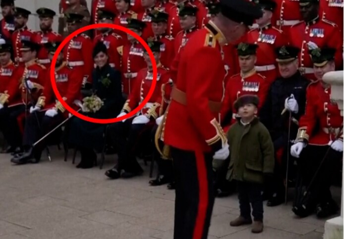 KIJK. Jongetjes verstoren foto van prinses Kate met Ierse Garde en ...