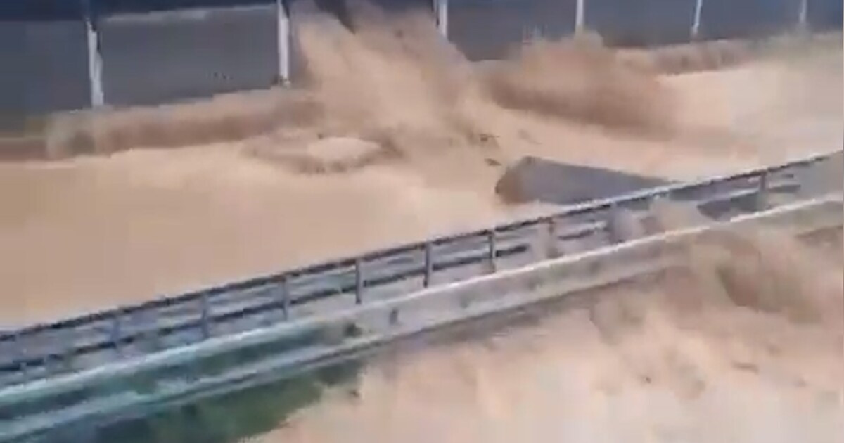 KIJK. Hevige regenval verandert Duitse weg in enkele seconden tijd in ...