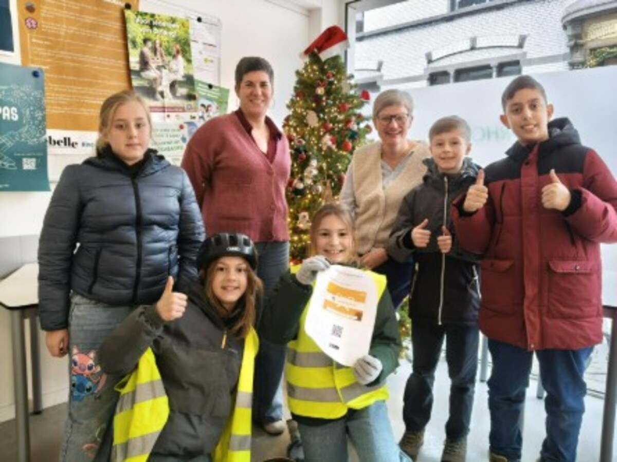 Leerlingen schenken waardebon van sint-cadeau aan ‘t Verhoog | Hamme ...