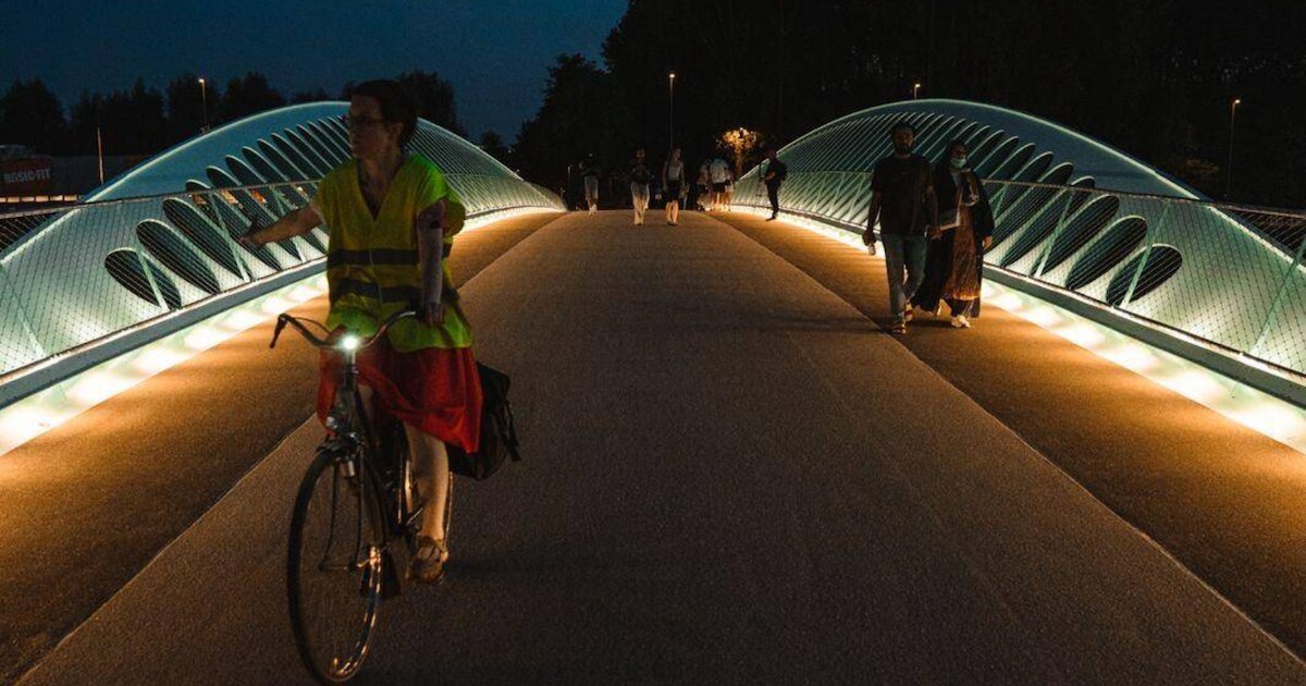 Nieuwe fietsbrug over Watersportbaan nu ook ‘s nachts verlicht: “Zet ...