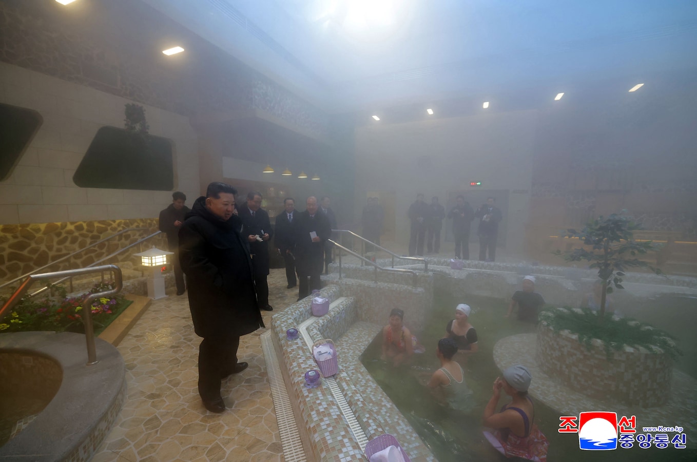 Opvallende beelden: Kim Jong-un woont opening van grootste spa in Noord ...
