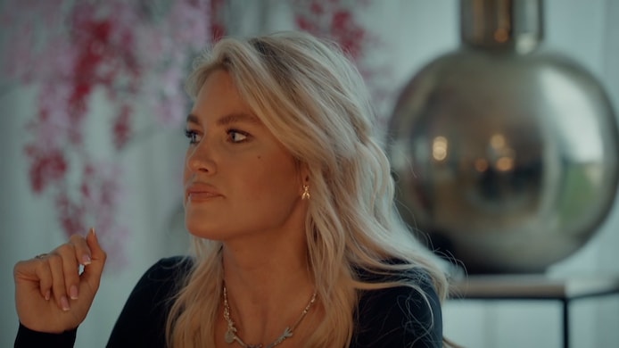 “Zet mij aan tafel met 20 vrouwen en ik word gewoon genegeerd”: ‘Real Housewive of Antwerp’ Amy ...