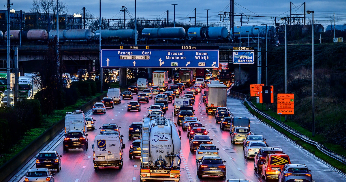 Ook zondagavond is het aanschuiven op de Antwerpse Ring richting Gent ...