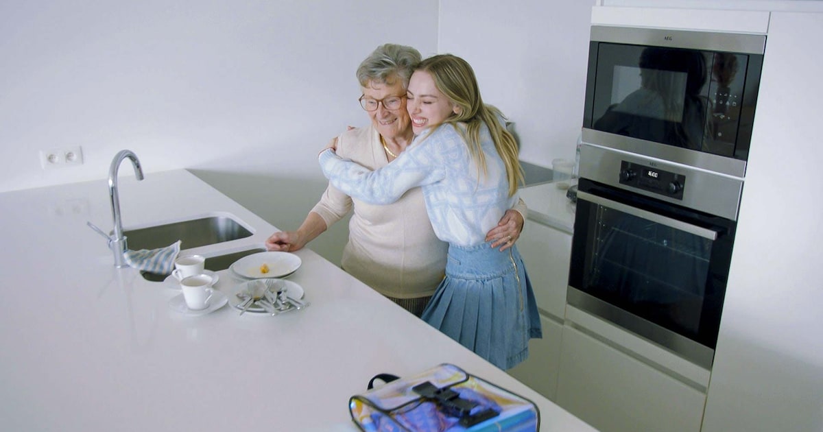 Camille spreekt West-Vlaams op familiebezoek bij oma en opa | BV | hln.be