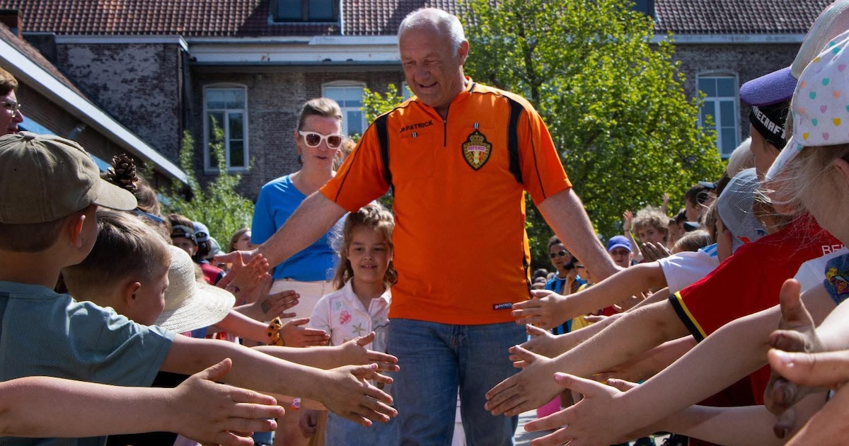 Meester Stefaan (61) fluit voetbalwedstrijd op zijn laatste schooldag ...