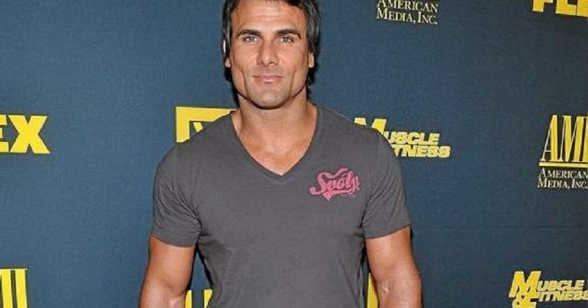 Baywatch-ster 'Hobie' steekt man neer | Showbizz | hln.be