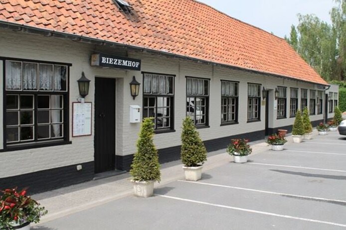 75-jarigen uit Aalter zoeken leeftijdsgenoten voor feest | Aalter | hln.be