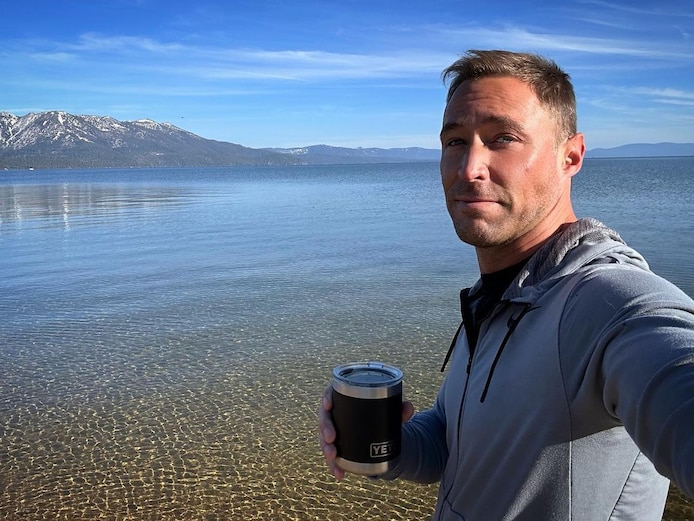 ‘Mooi en meedogenloos’-acteur Kyle Lowder gooit z'n leven helemaal om ...