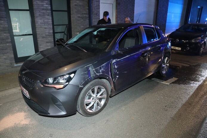 Bestuurster (74) kantelt met wagen na botsing met geparkeerde auto in Stekene: brandweer helpt ...