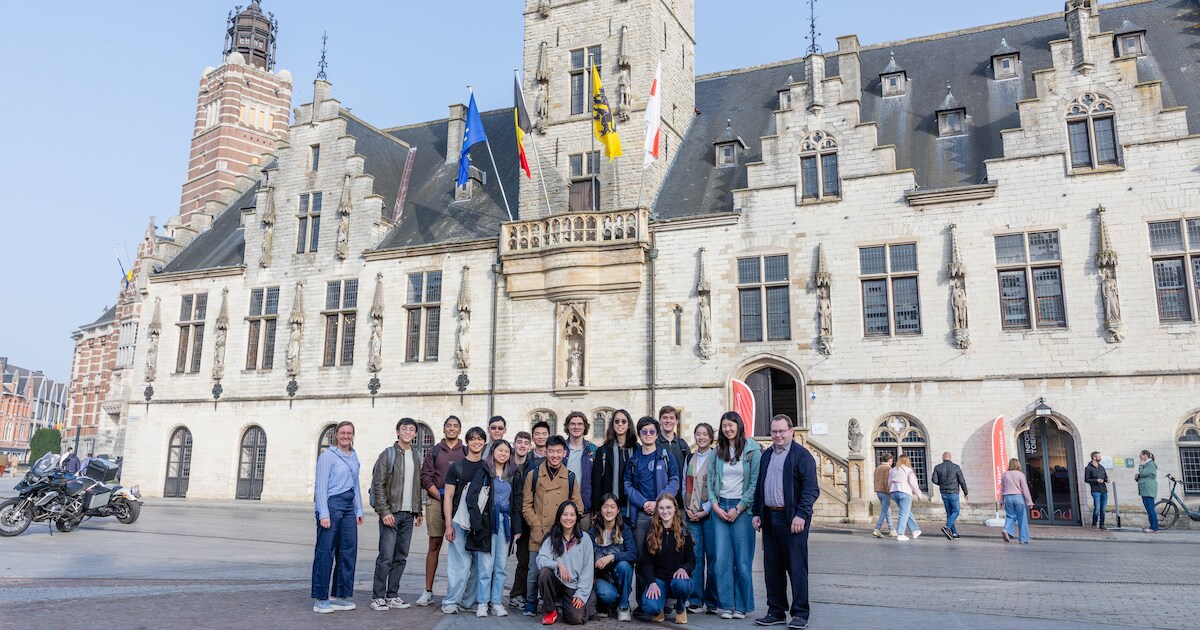 Amerikaanse beiaardstudenten van Yale bezoeken Ros Beiaardstad | Regio ...