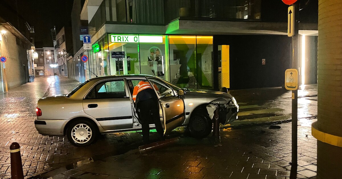 Automobilist speelt rijbewijs kwijt na knal op paaltjes in Izegemse ...