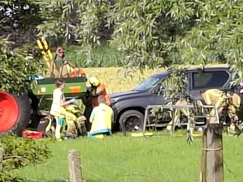Landbouwerszoon (15) raakt verstrikt met voet in strooimachine ...