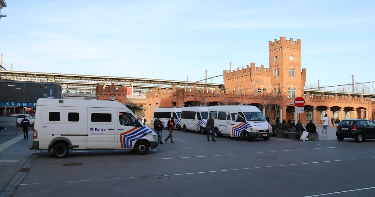 Politie massaal aanwezig aan station Aalst na nieuwe oproep tot gevecht ...