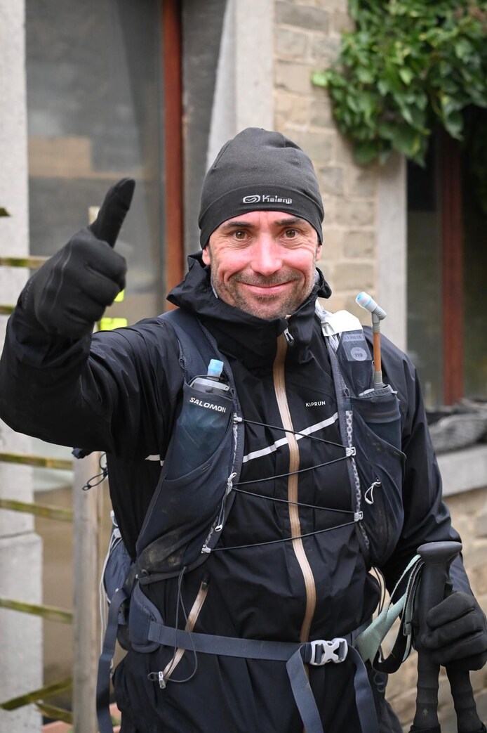 Na 63 uur lopen haalt Thomas (43) finish van keiharde Legends Trail ...