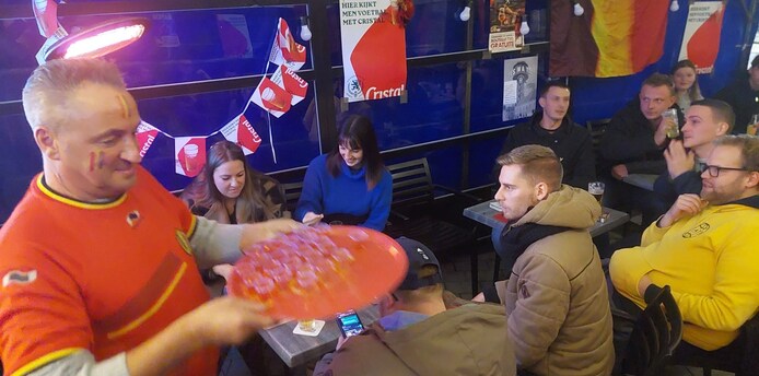 Café 'Het 13de Gebod’ komt belofte na: shotje whisky bij doelpunt Rode ...