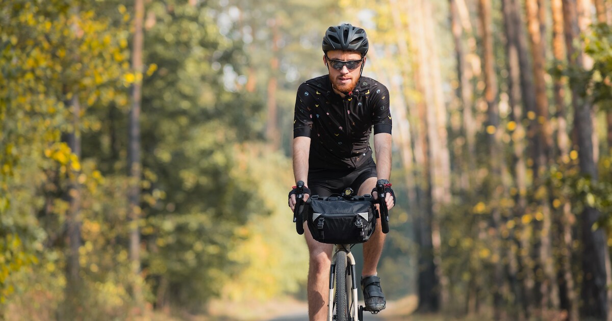 Fiets, loop of wandel in september naar het werk of de sportclub en ...