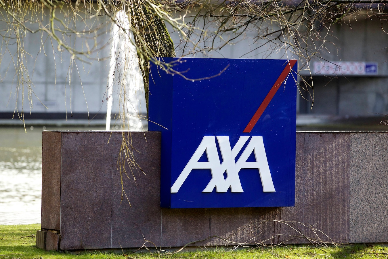 Staking dreigt bij AXA na turbulente vergadering, CEO verontschuldigt ...