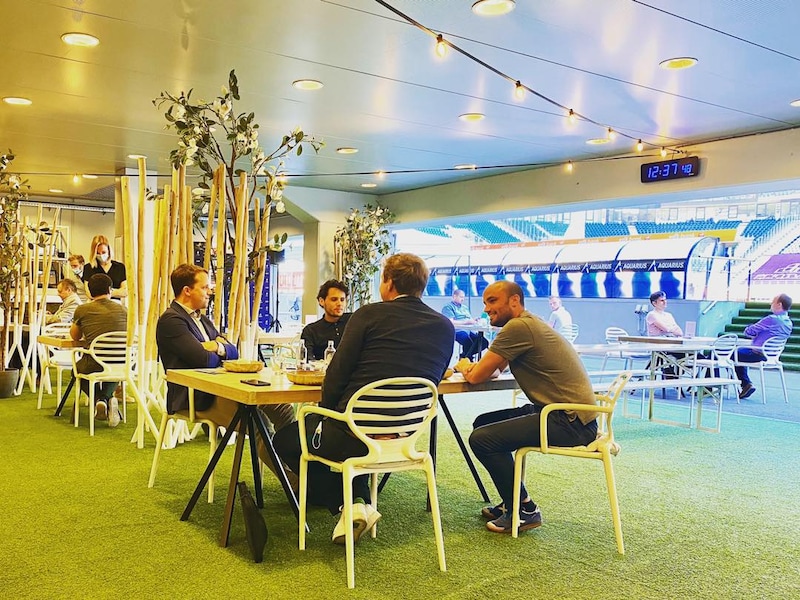 Lunchen langs het veld van KAA Gent? Dat kan op het Arena Terras ...