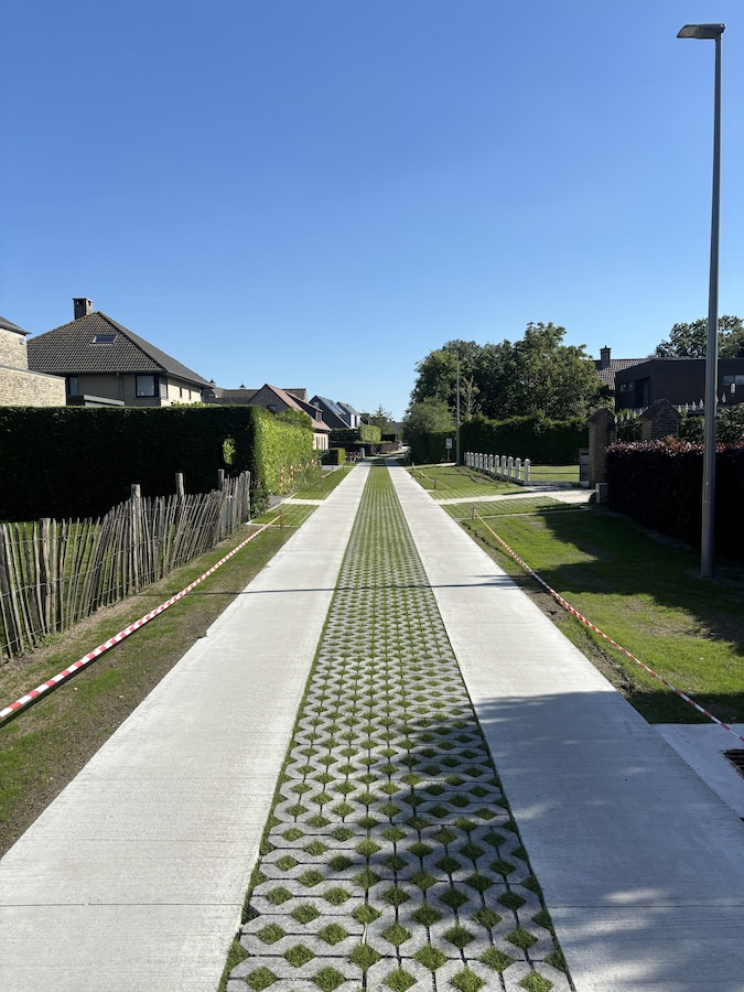 Waterdoorlatende weg in de Weide geopend | Foto | hln.be