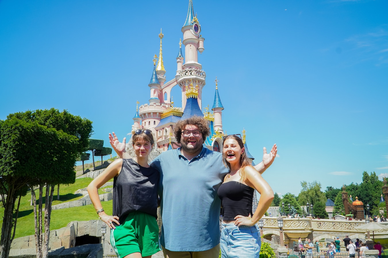 IN BEELD. MNM-dj’s zingen de zomer op gang in Disneyland Paris | Foto ...