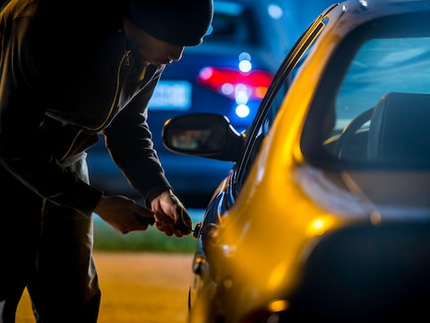 Dieven stelen geld, elektronica en parfum uit auto | Regio | HLN.be
