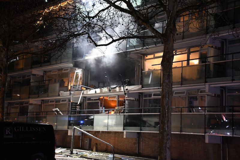 Drie gewonden bij explosie en brand in seniorenflat in Nederlandse ...