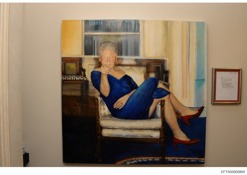 Ex-prins Andrew op schoot van vrouwen en schilderij van Bill Clinton in ...