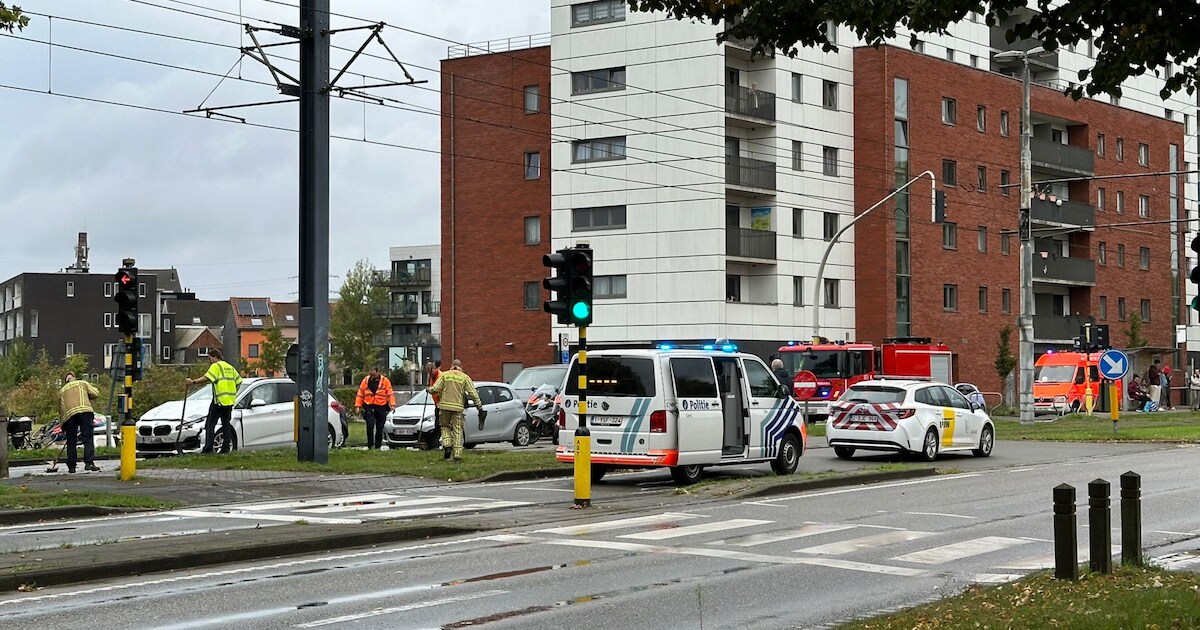 Zware botsing op Opgeëistenlaan: één persoon gewond overgebracht naar ziekenhuis | Gent | HLN.be