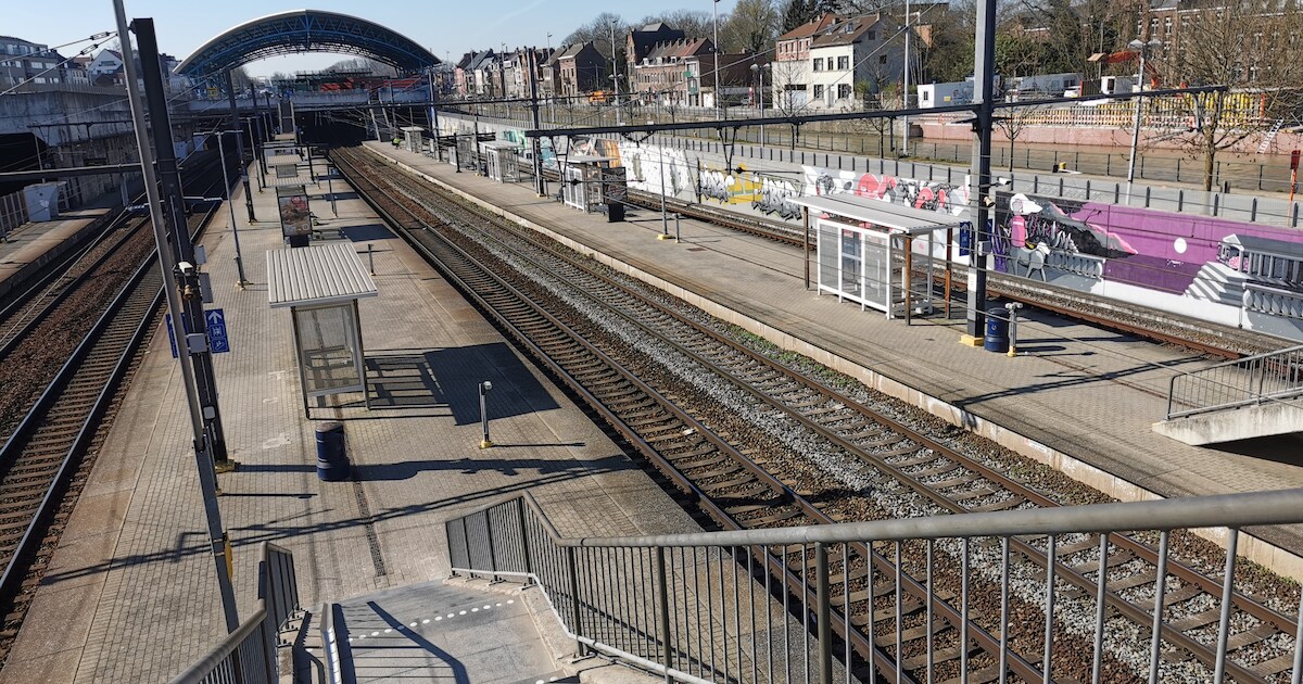 Urenlang geen treinverkeer in Beersel nadat boom op bovenleiding waait ...