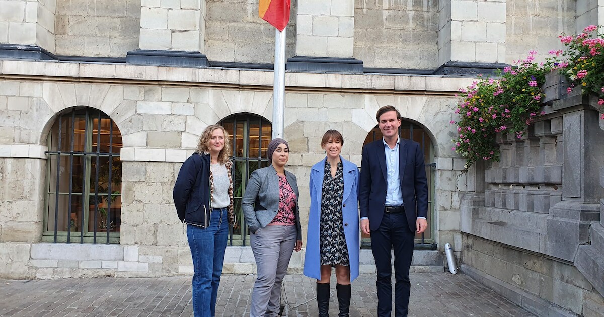 Internationale dag van de vrede: burgemeester hijst de vlag | Gent | HLN.be