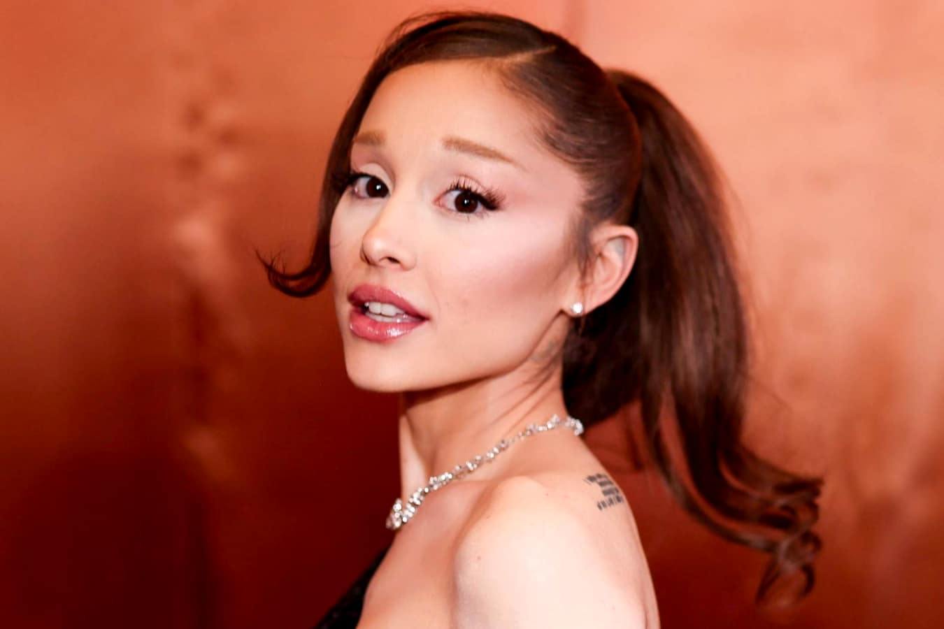 Oeps: Ariana Grande laat per ongeluk iets te veel zien op Instagram en ...