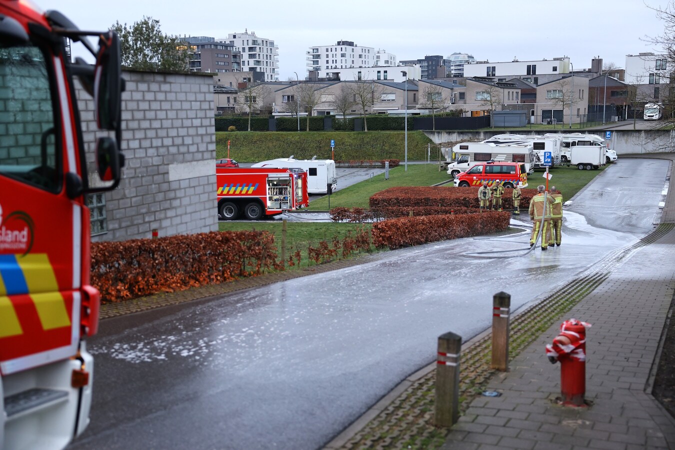 Onderzoek naar terugkerende mazoutvervuiling op parking De Zaat | Foto ...