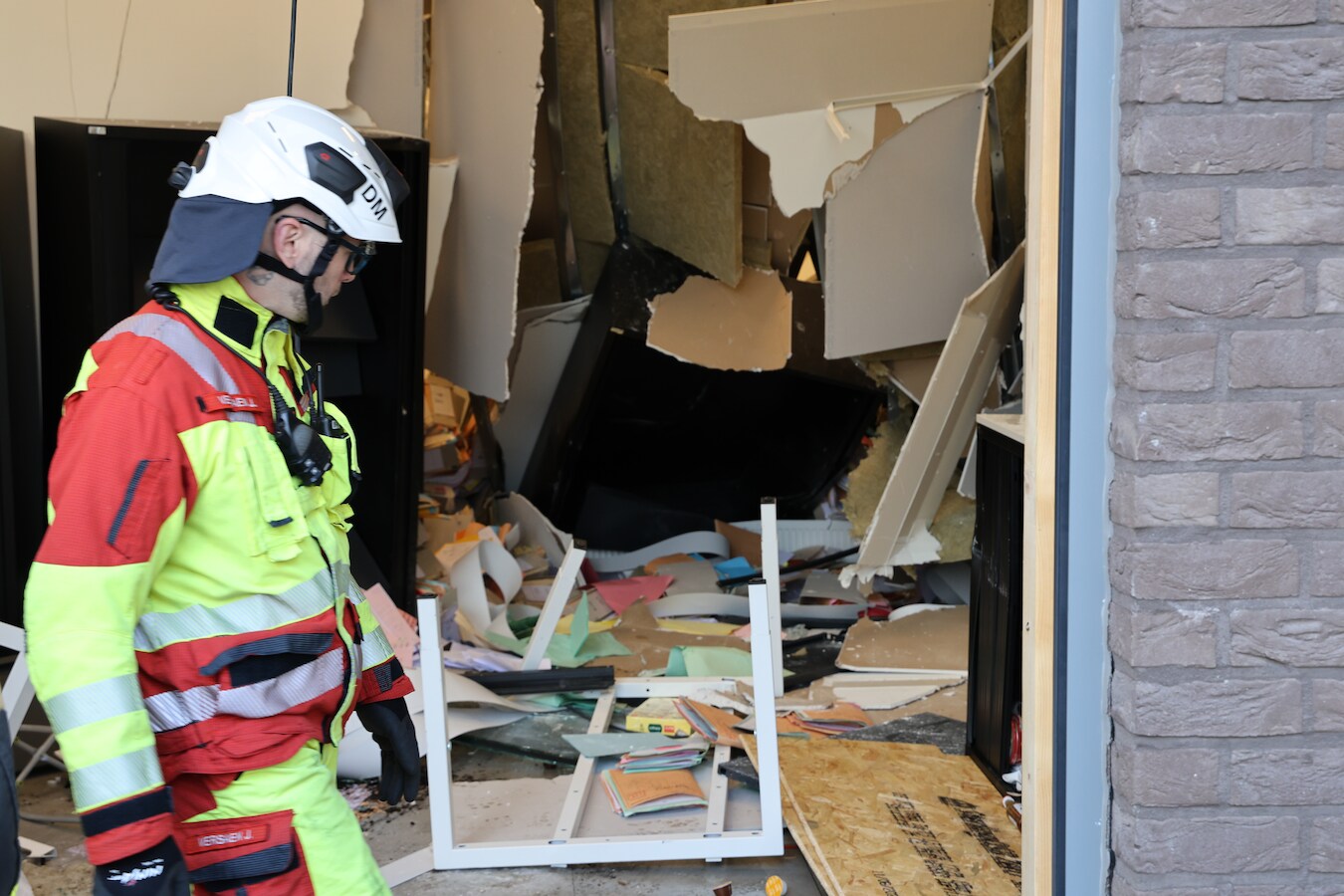 Bestuurster rijdt jeugdrechtbank binnen met voertuig en vernielt ...