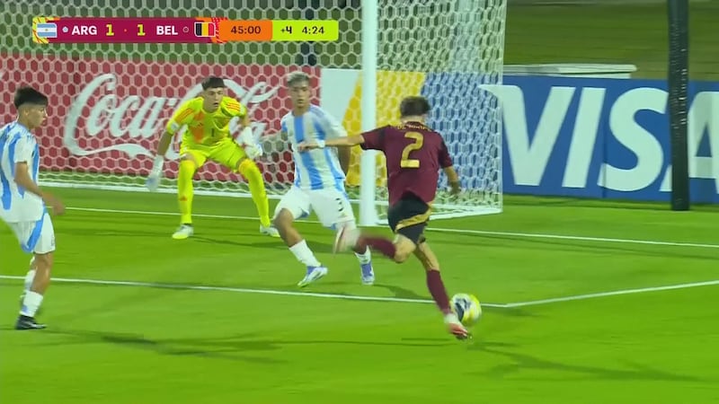 Jonge Duivels op voorsprong! Stan Naert tikt aan de tweede paal in doel ...