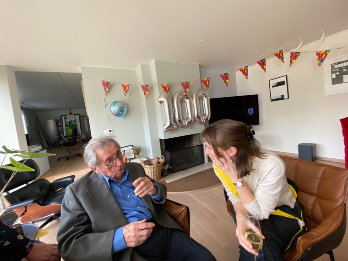 Opa wordt 100 jaar oud op speciale dag voor kleindochter: “Zonder die ...