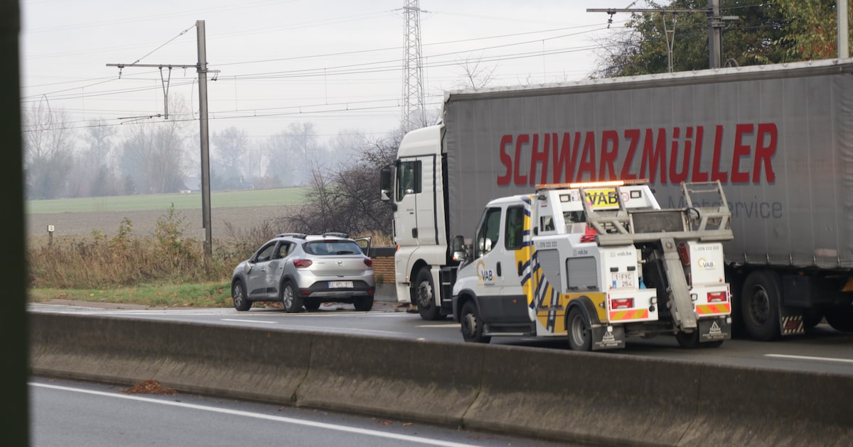 Verkeershinder op N16 na aanrijding tussen auto en vrachtwagen | Temse | HLN.be