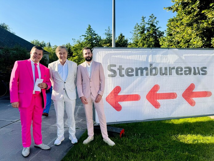 Daar is eerste stuntje: dj Joeri Pauwels komt in fluo roze pak stemmen ...