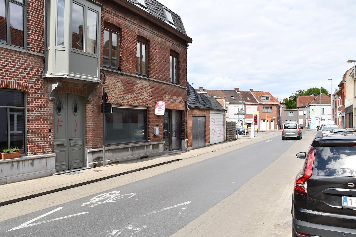Onbekende trekt spoor van vandalisme met rode spuitbus in Wervik: “Een ...