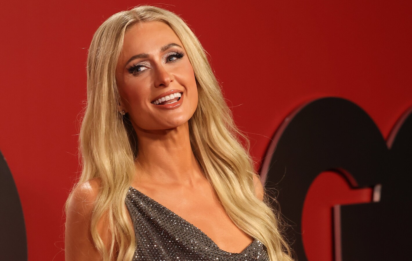 Paris Hilton deelt vijf maanden na geboorte eerste foto’s van ...