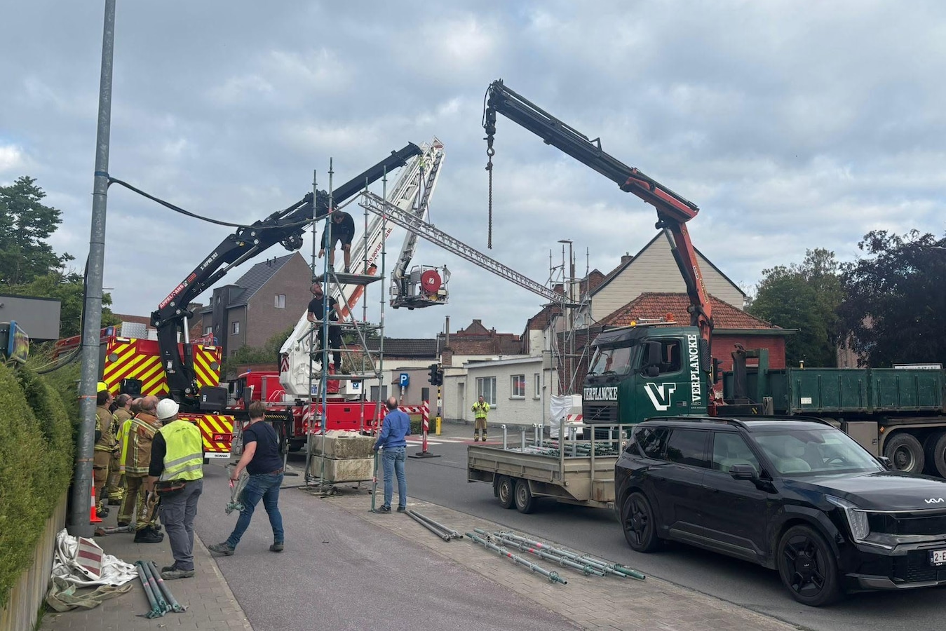Stelling dreigt op rijbaan te vallen na aanrijding door vrachtwagen in ...