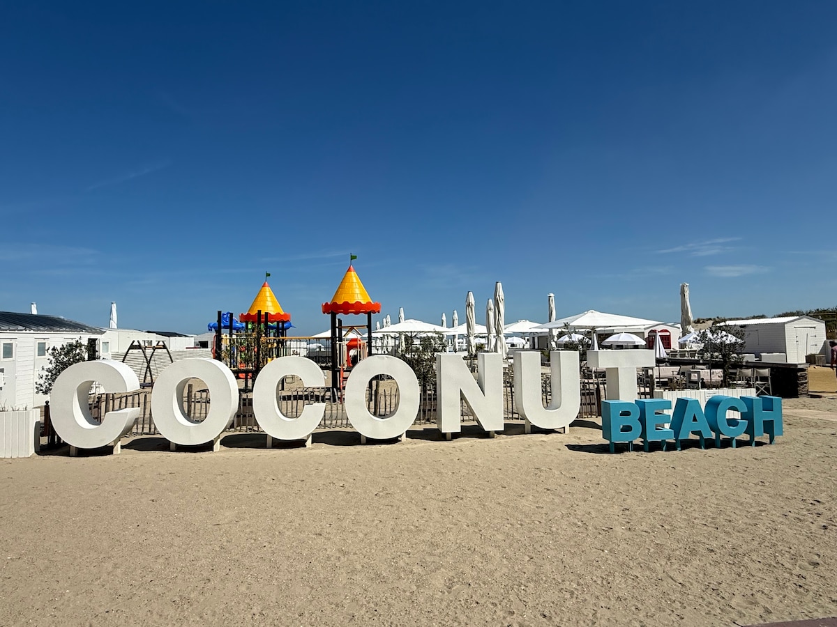 Coconut Beach in Heist, waar Angelique (56) en Bart (56) thuis zijn ...