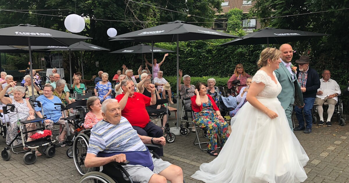 Werkneemster Mieke en partner Michael huwen in woonzorgcentrum De ...