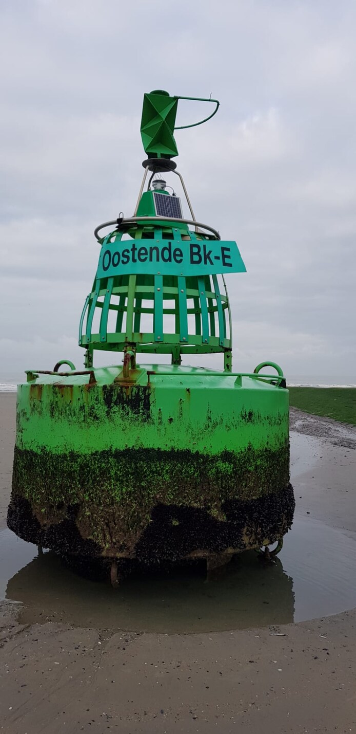 Door stormweer losgeslagen boei strandt in Raversijde | Oostende | hln.be