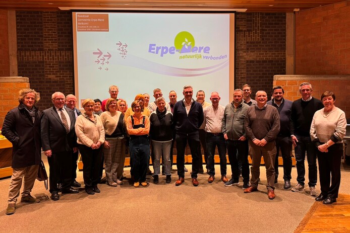 Raadsleden bedankt en uitgewuifd tijdens laatste gemeenteraad in Erpe ...