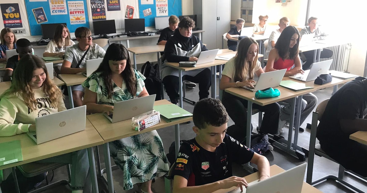 GO! Middenschool Ninove start schooljaar met nieuw laptoppark | Regio ...