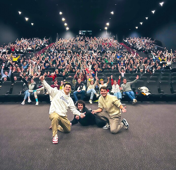 Average Rob levert ‘De Warmste Week’ cheque van ruim 37.000 euro | BV ...