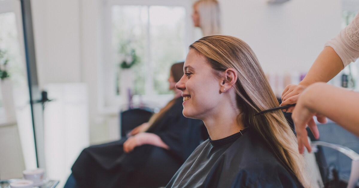 Daarom mag je nooit je benen kruisen bij de kapper | Nina | hln.be