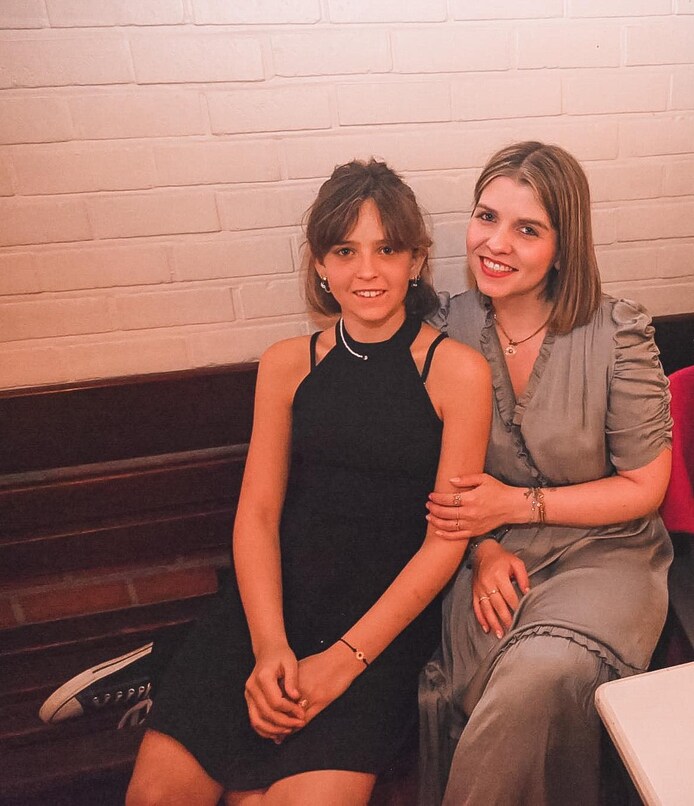 Elynn die lijdt aan zeldzame leveraandoening, heeft eindelijk draagbaar fototherapietoestel ...