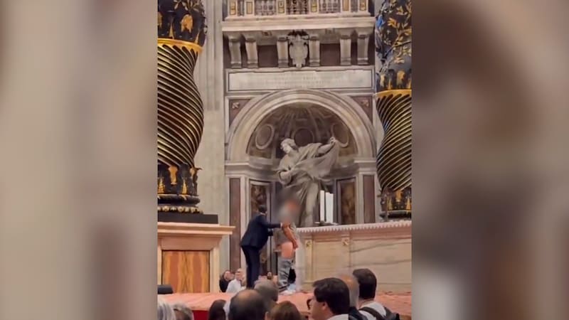 KIJK. Man plast tegen altaar van de Sint-Pietersbasiliek, paus reageert ...