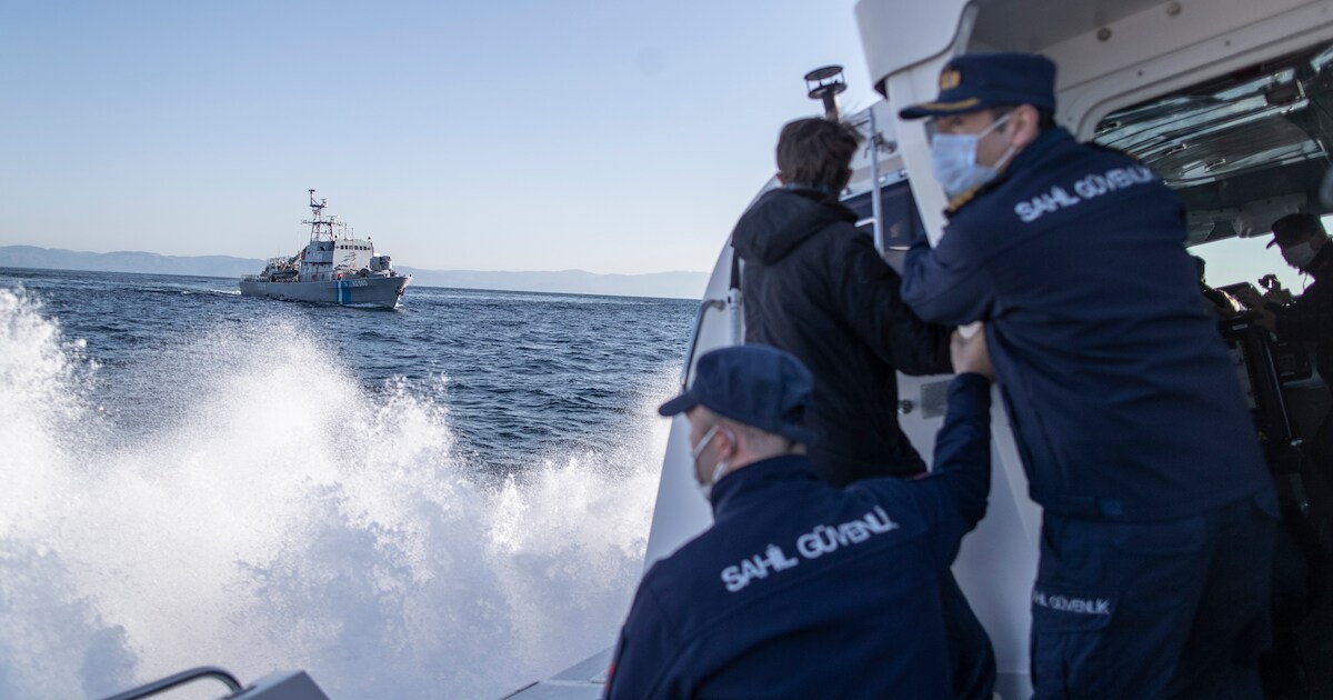 Turkse vissersboot na incident beschoten door Griekse kustwacht ...